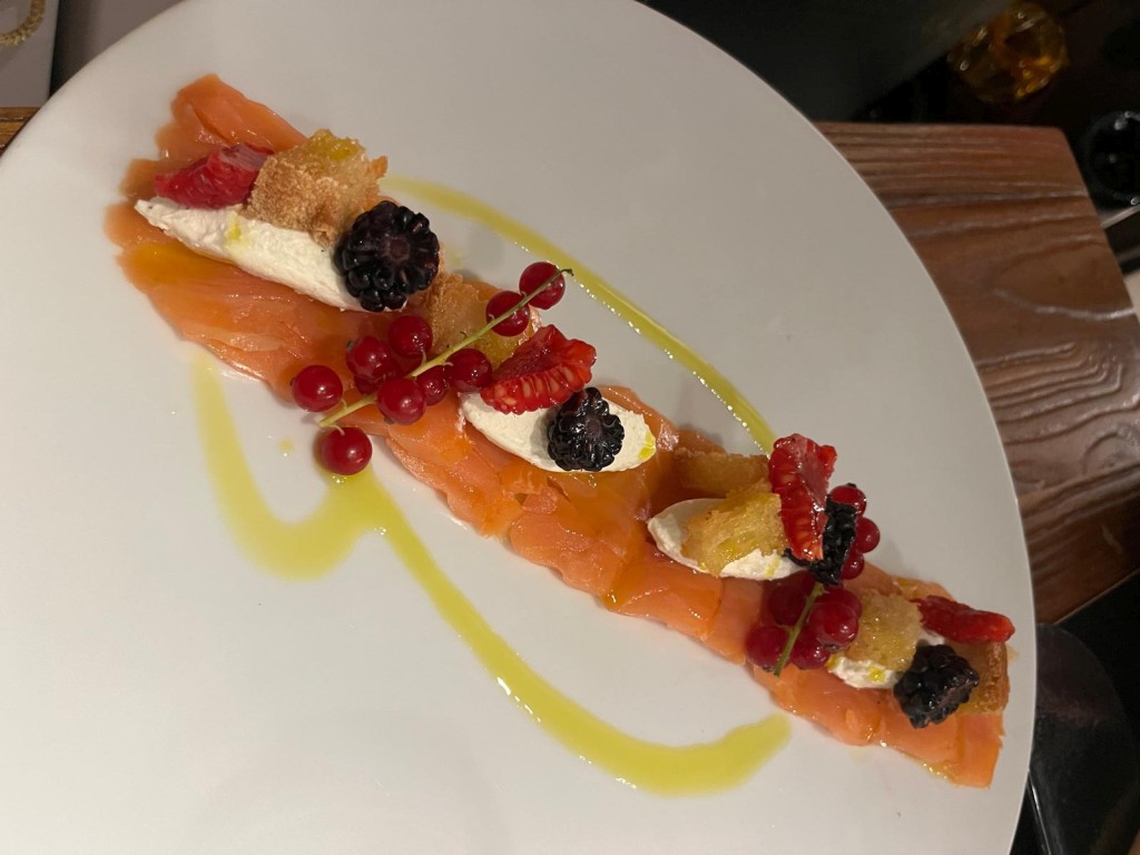 Carpaccio de somon afumat și burrata